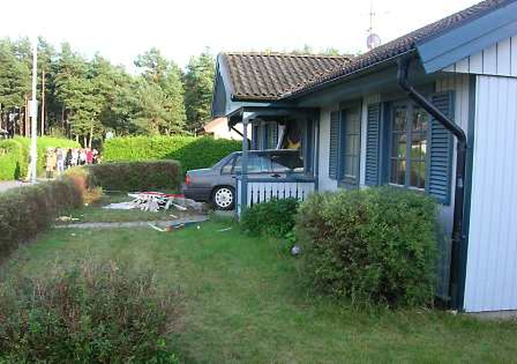 Bil kraschade rakt in i hus - DN.SE Bil kraschade rakt in i hus - DN.SE